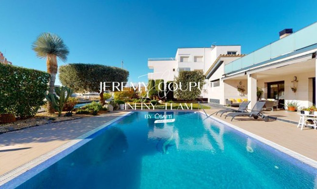 Roses Villa In Roses, Catalonia, Spain For Sale (12842736)