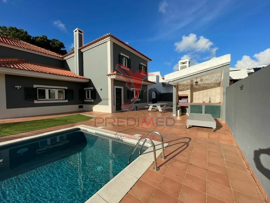 Villa With 335m2 Of Area, Swimming Pool, Inserted In Amora, Setubal ...