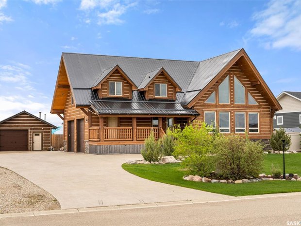 Luxury homes with pool for sale in Saskatchewan, Canada | JamesEdition