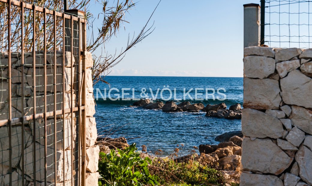 Belleza E Innovación Cerca Del Mar En Punta Milocca, Sicilia, Italia En ...