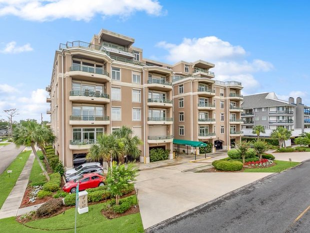 Luxury condos with balcony for sale in Metairie, Louisiana | JamesEdition