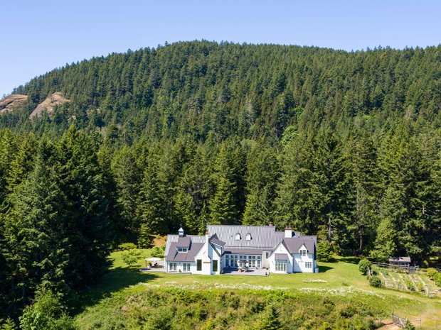 Luxury farm ranches for sale in Canada | JamesEdition