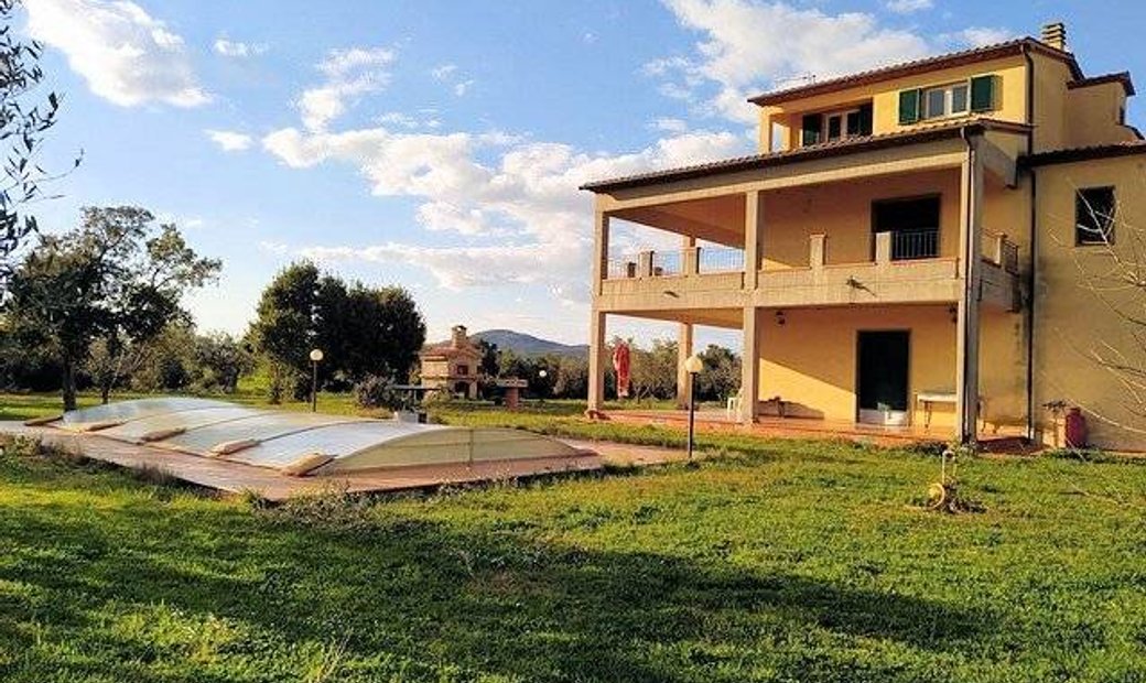 Complesso Immobiliare Di Ampia Superficie Con In Capalbio Scalo ...