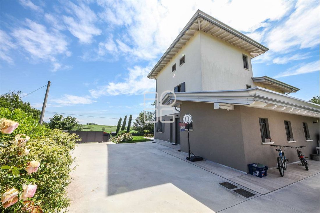 Bellissimo Casale Finemente Ristrutturato In Centenaro, Lombardy, Italy ...