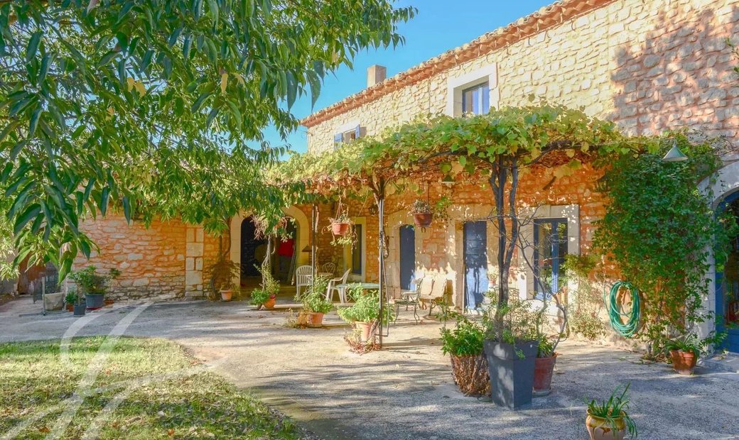 Provençal Mas In An Agricultural In Goult, Provence Alpes Côte D'azur ...