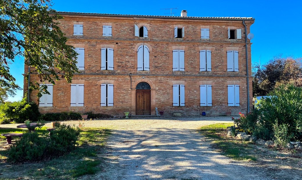 Batisse Toulousaine Du Xviii Avec Vue In Rabastens, Occitanie, France ...