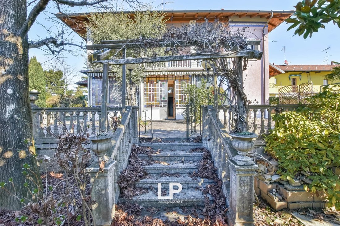 Villa Vergiate In Corgeno, Lombardy, Italy For Sale (12666008)
