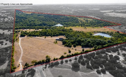 Luxury homes with terrace for sale in Bruceville-Eddy, Texas | JamesEdition