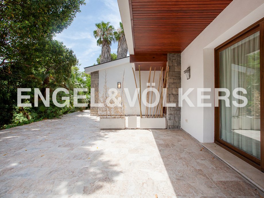 Villa With Fantastic Plot In Santa In Rocafort, Valencian Community ...