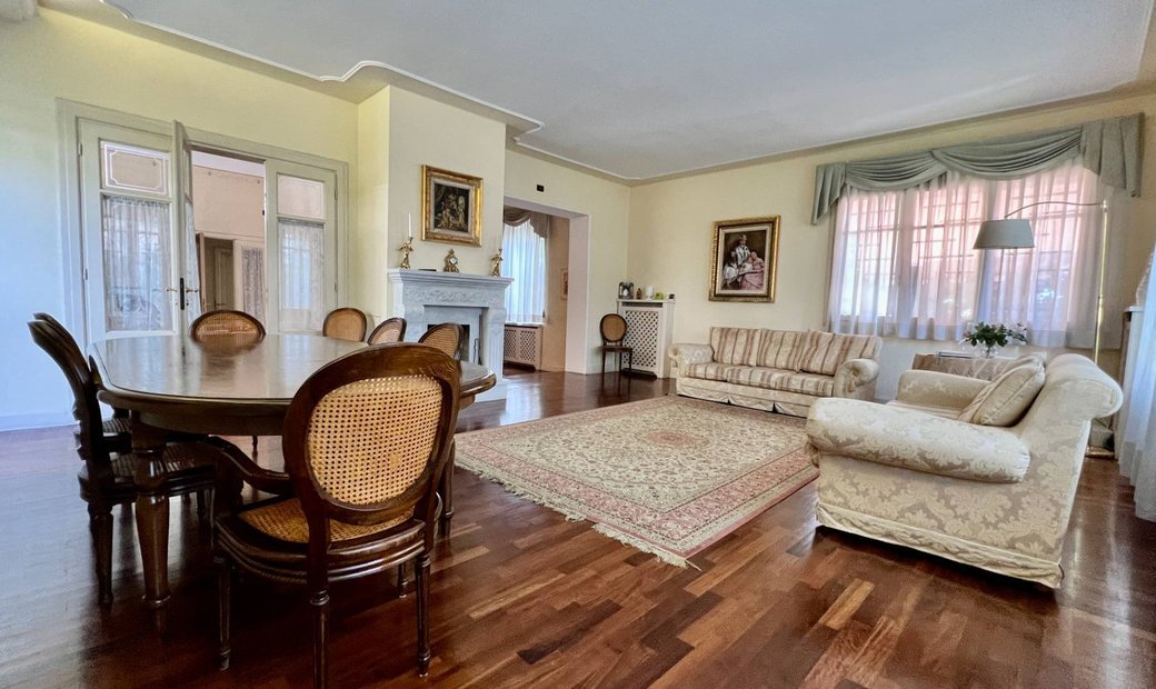 Villa Fronte Mura Di Ampie Dimenzioni Con Giardino In In Lucca, Tuscany, Italy For Sale (13135392)