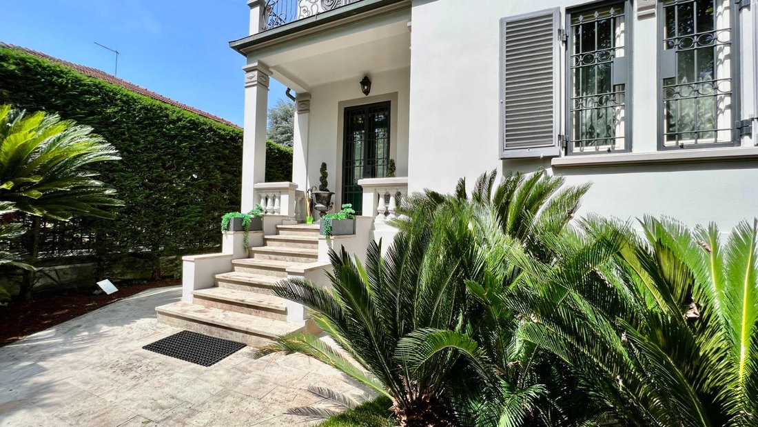 Villa Fronte Mura Di Ampie Dimenzioni Con Giardino In In Lucca, Tuscany, Italy For Sale (13135392)
