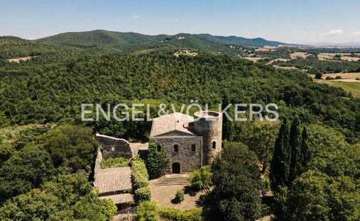 Luxury castles with terrace for sale worldwide | JamesEdition