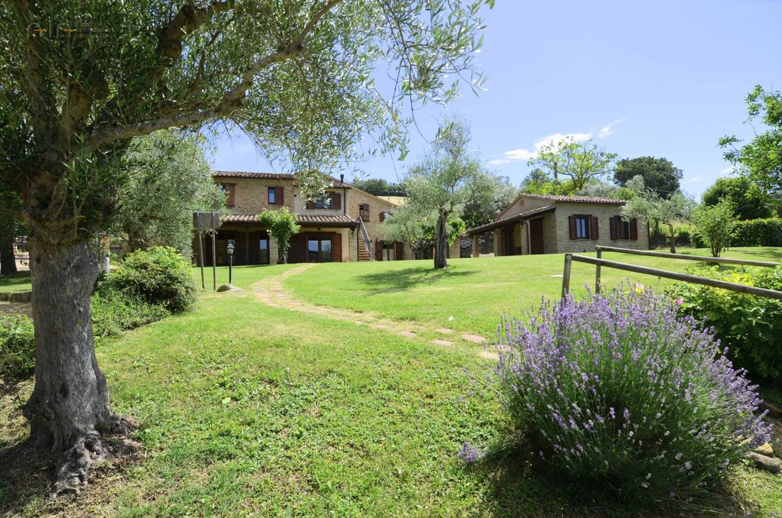 Country House For Sale In Gualdo In Gualdo, Marche, Italy For Sale ...