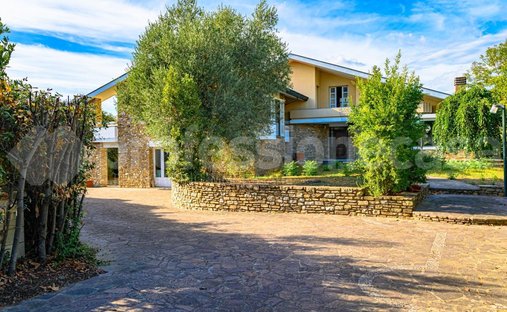 Luxury villas for sale in Perignano, Tuscany, Italy | JamesEdition