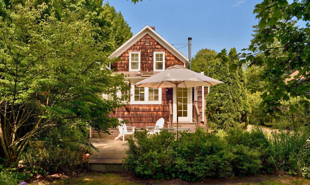 Sweet And Classic Farmhouse With In East Hampton, New York, United ...