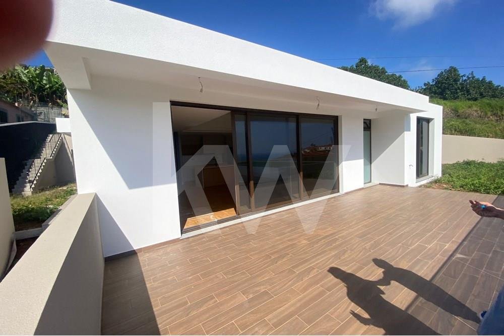 A Modern Home Adapted To The City's Movement Is In Madeira Islands ...