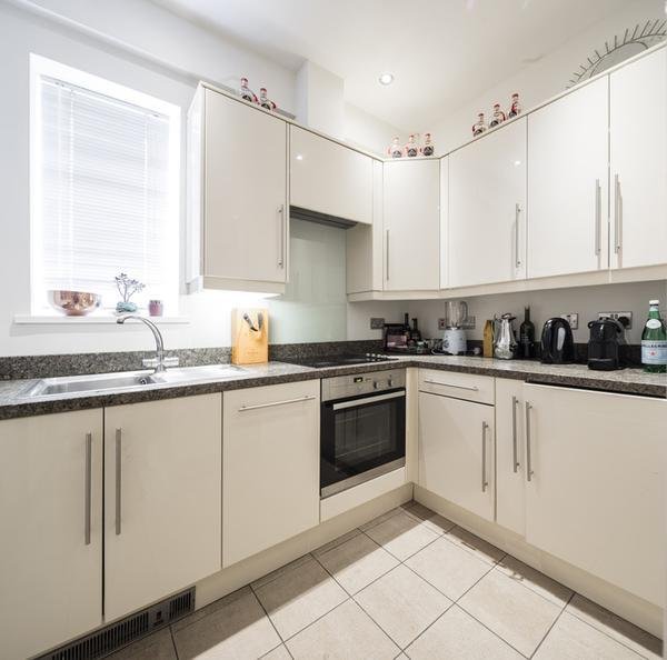 A Tastefully Designed Lateral Apartment In A In London, England, United ...