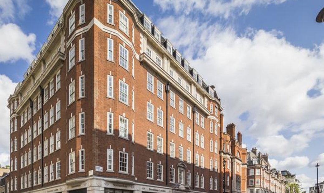 A Tastefully Designed Lateral Apartment In A In London, England, United ...