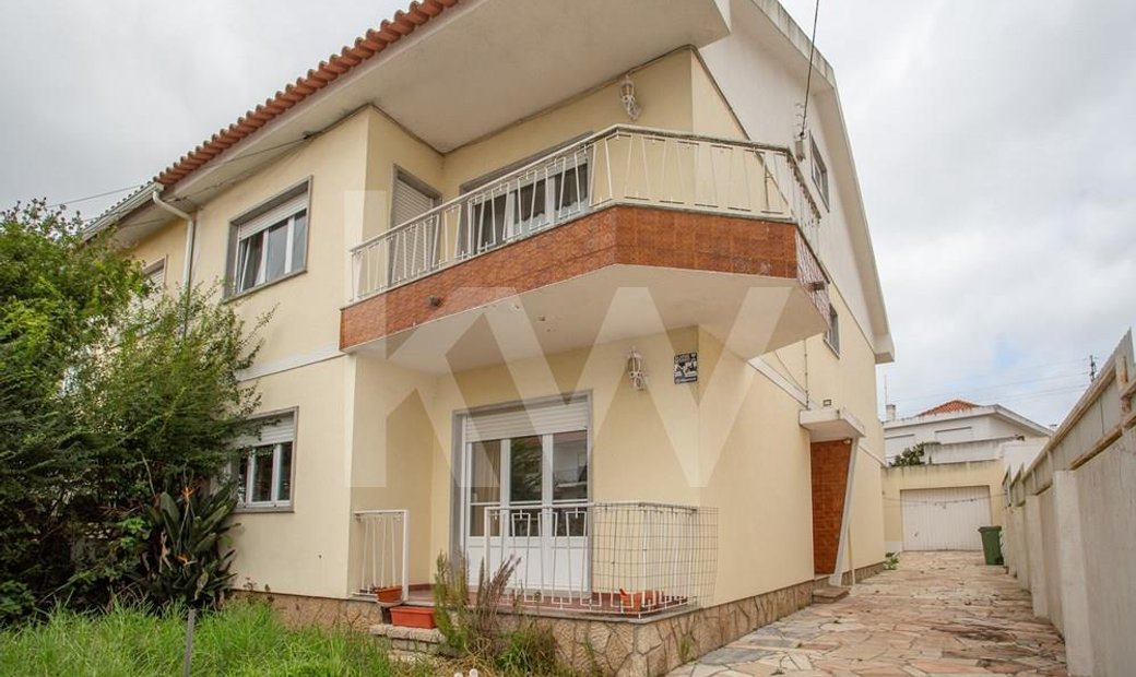 Moradia Com Três Pisos, Cinco In Algueirão–Mem Martins, Lisbon ...