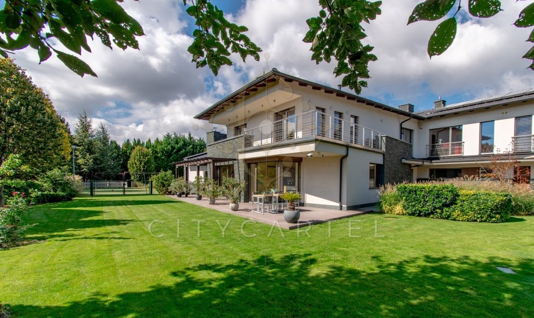 A Modern Paradise: Exquisite Luxury Villa For In Telki, Pest County ...