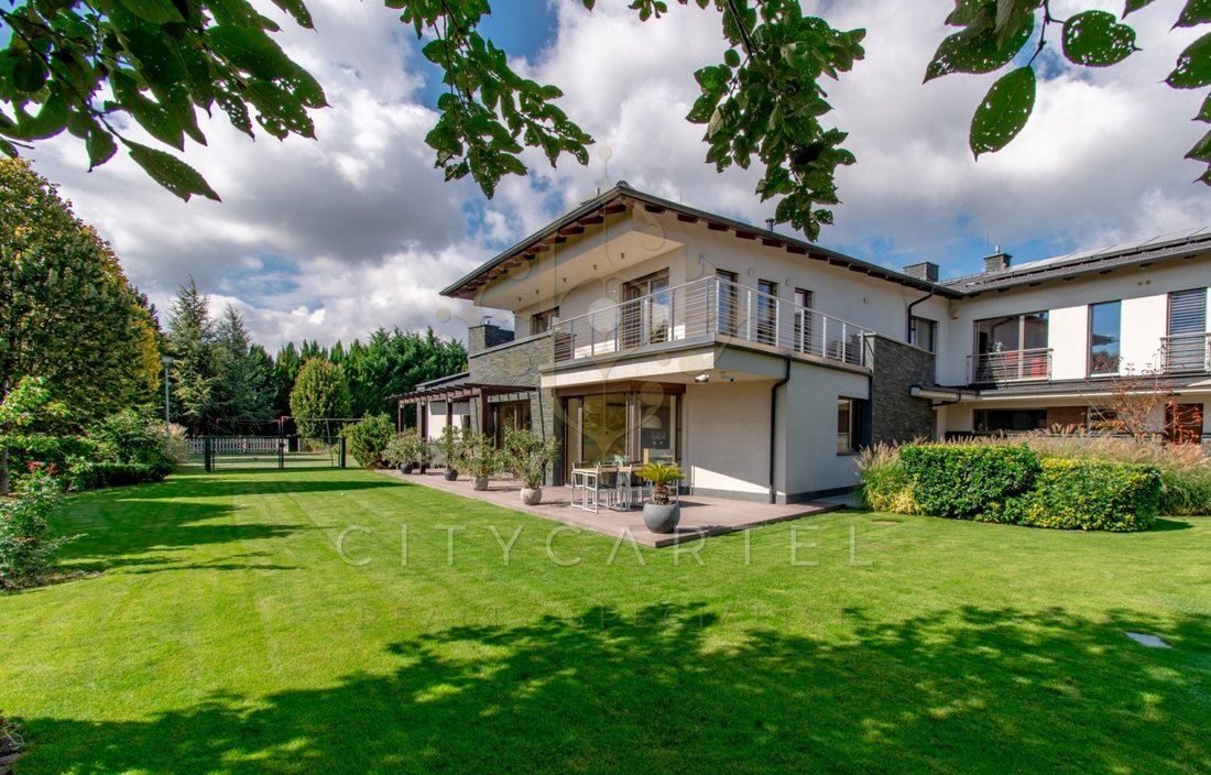 A Modern Paradise: Exquisite Luxury Villa For In Telki, Pest County ...