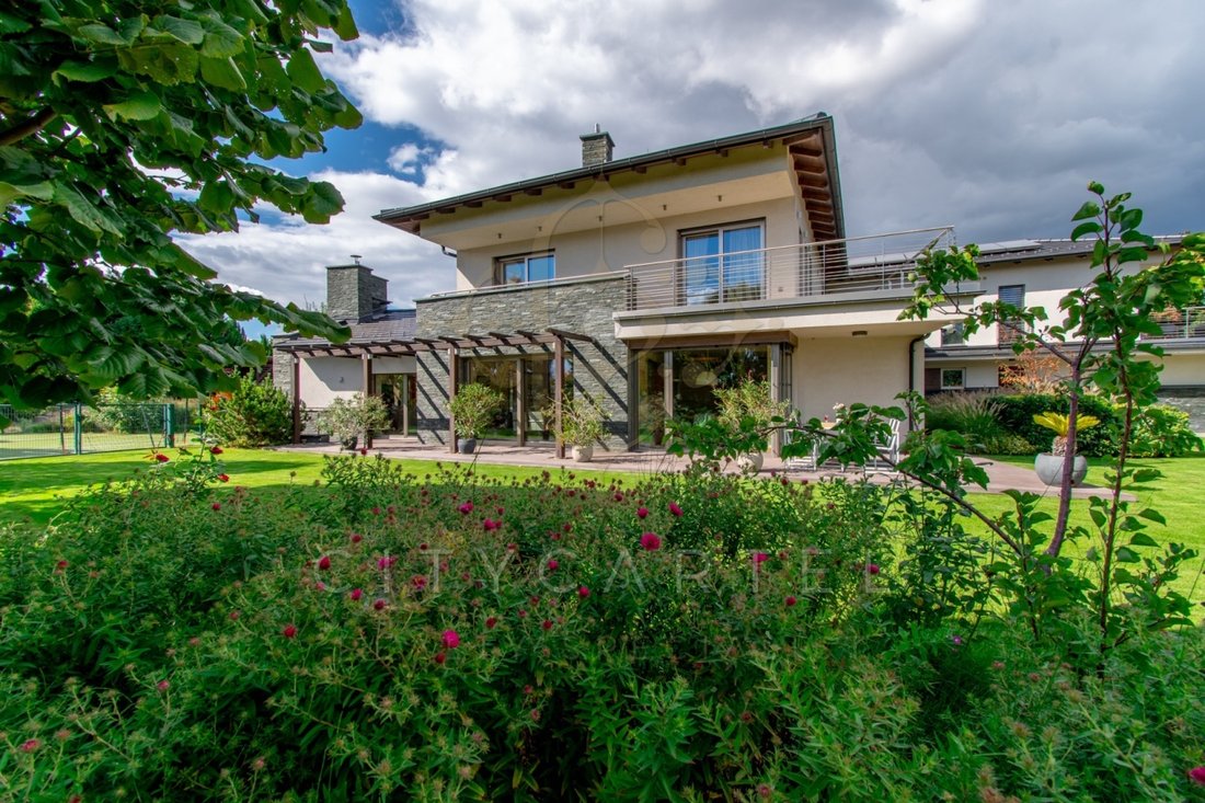 A Modern Paradise: Exquisite Luxury Villa For In Telki, Pest County ...