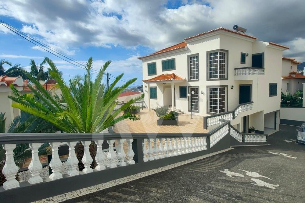 Fabulous Villa Located In One Of The Prestigious In Funchal, Madeira ...