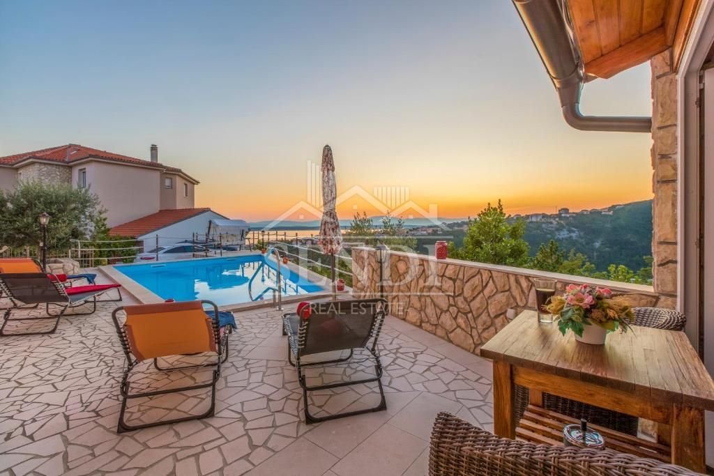 House Crikvenica, 440m2 In Crikvenica, Primorje Gorski Kotar County ...