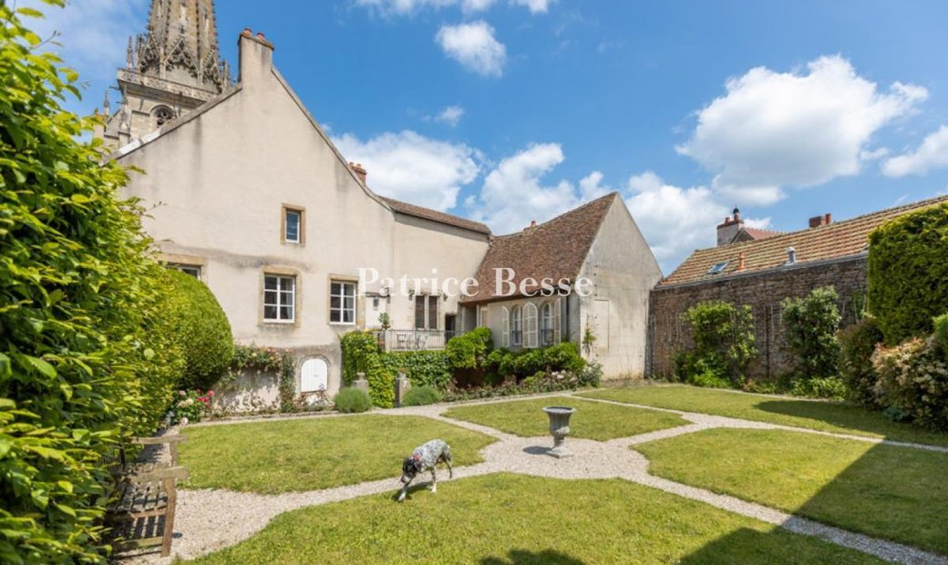 A Former 15th Century Canon’s House En Autun, Borgoña Franco Condado ...