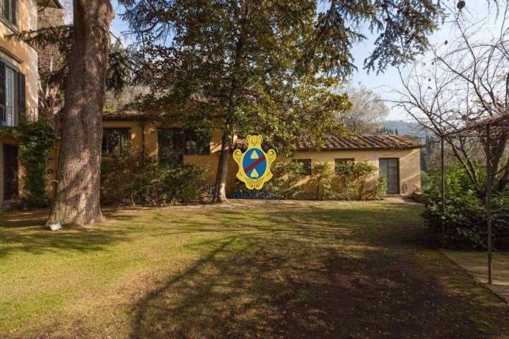 Ancient Villa With Private Lake San Domenico In Poggio Gherardo ...