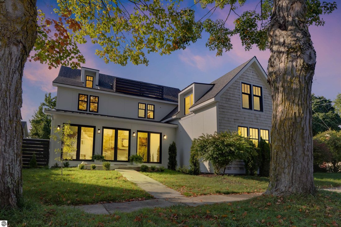 6 Bedrooms Single Family Detached In Garfield Township, Michigan ...