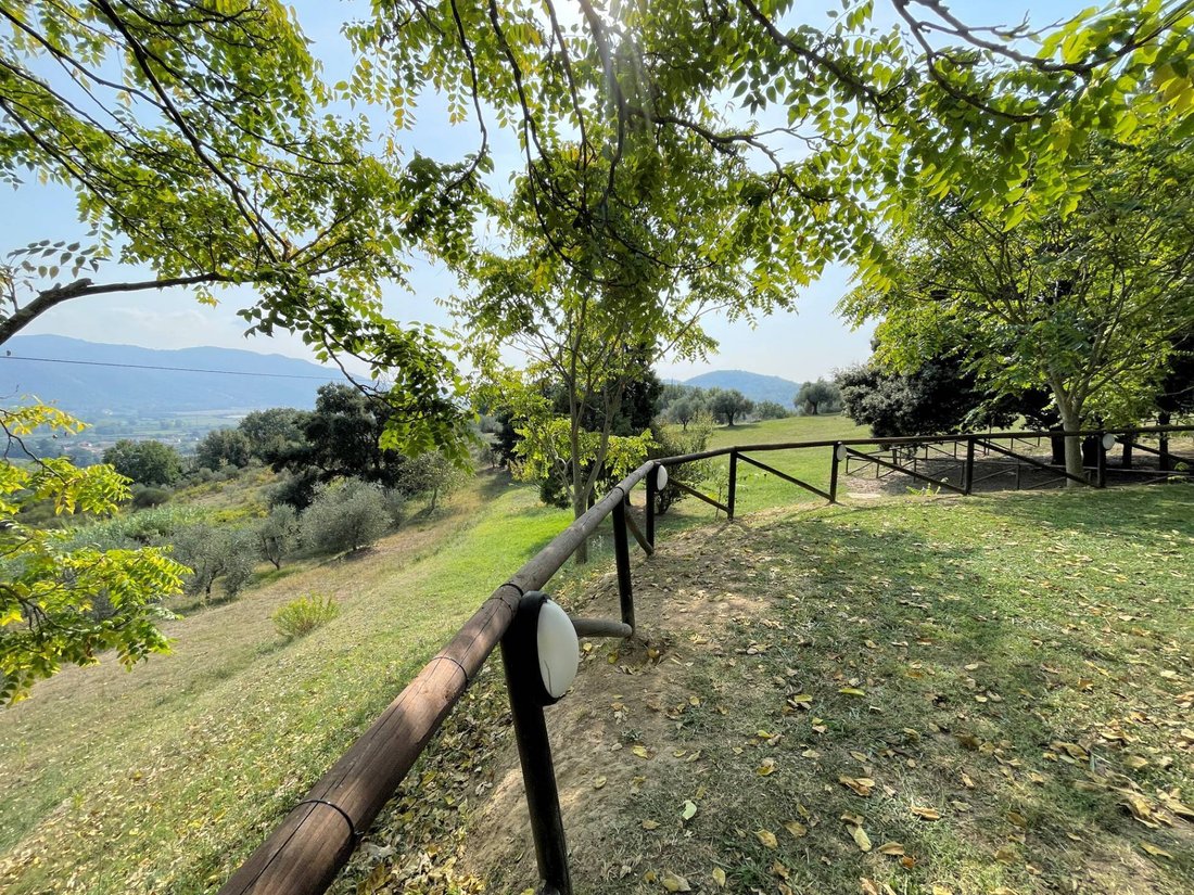 Agriturismo Con Ampio Terreno Con Vista Panoramica In Filettole ...