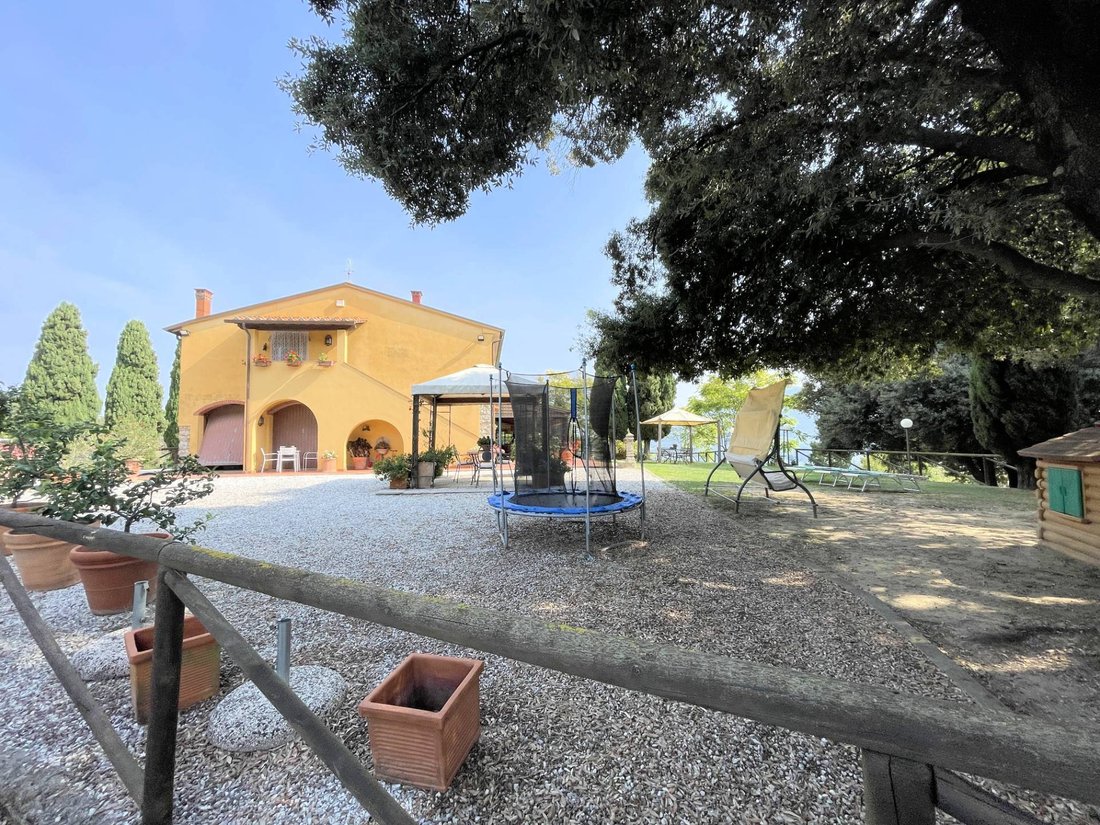 Agriturismo Con Ampio Terreno Con Vista Panoramica In Filettole ...