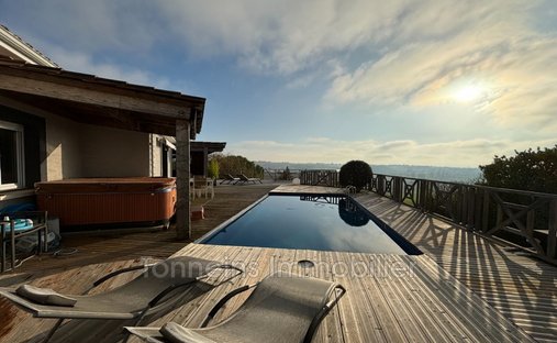 Luxury villas for sale in Varès, Nouvelle-Aquitaine, France | JamesEdition