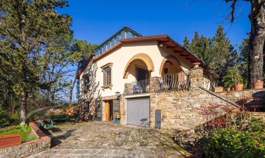 Villa Panoramique Nichée Dans Les Dans Poggio Gherardo, Toscane, Italie ...