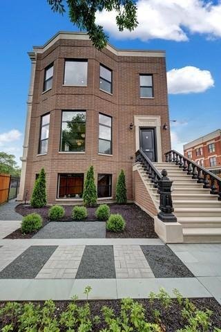 5 Bedrooms Single Family Detached In Chicago, Illinois, United States ...