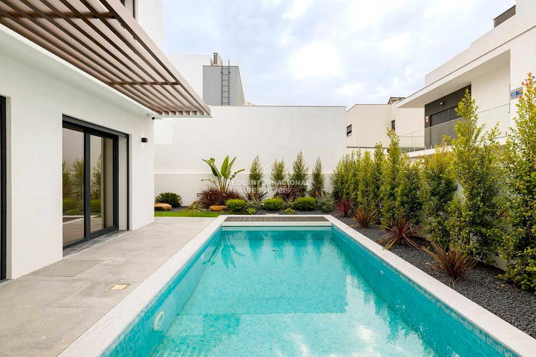3+1 Contemporary Villa With A Differentiated In Bobadela, Lisbon ...