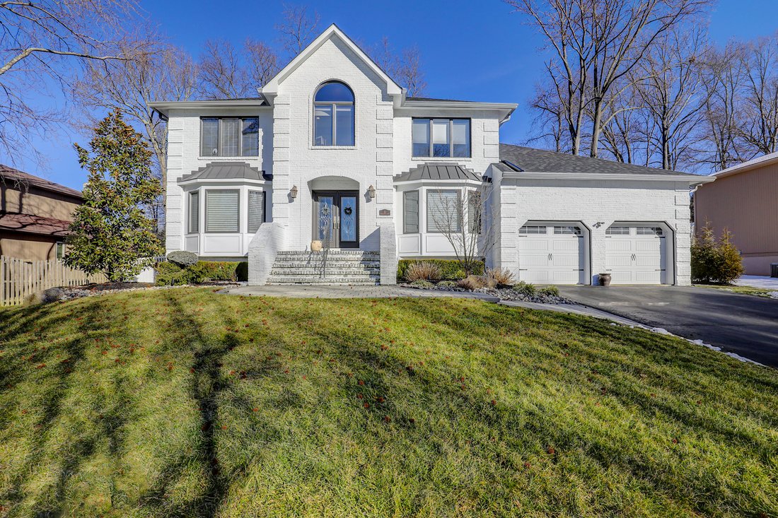 5 Bedrooms Single Family In Manalapan Township, New Jersey, United ...