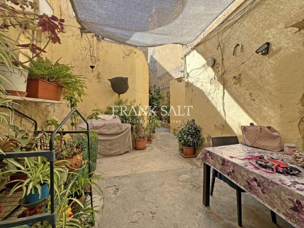 Zabbar, Unconverted House Of Character With Garage In ħaż żabbar, Malta ...