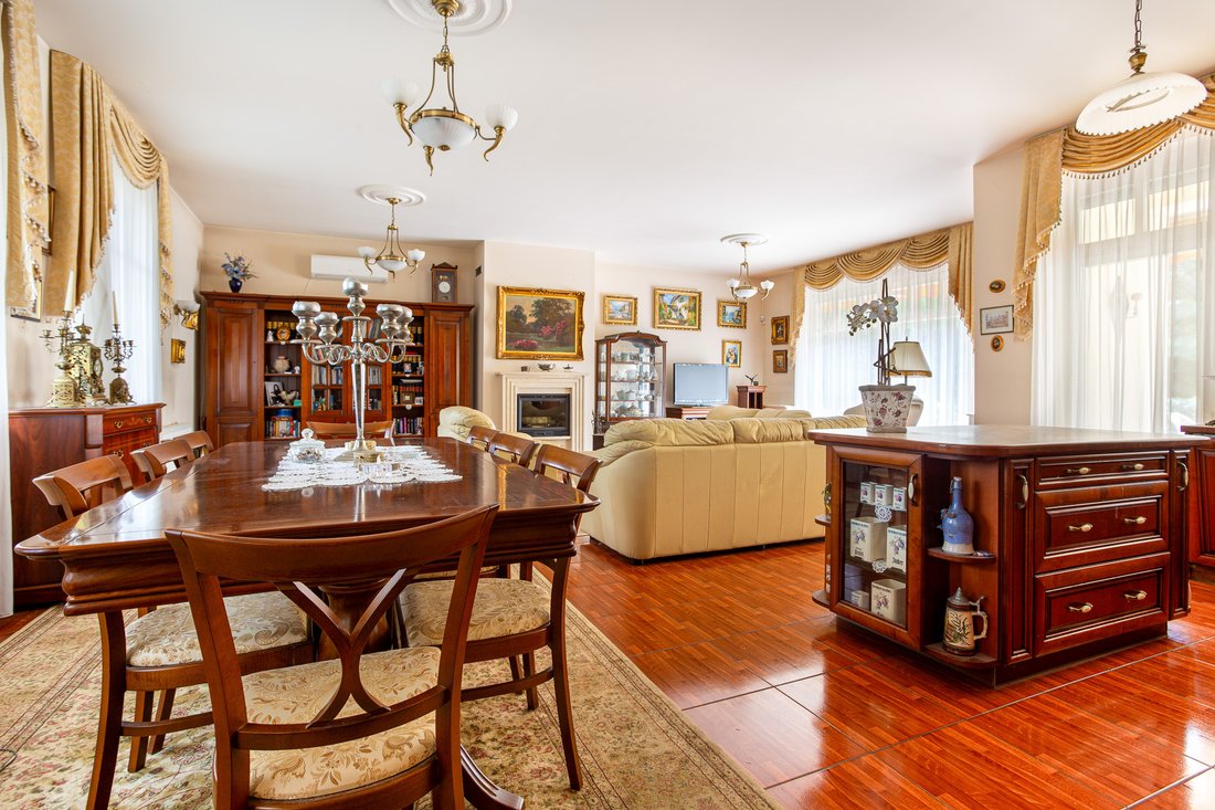 Classic And Elegant Family Villa In The Suburb In Budapest, Budapest ...