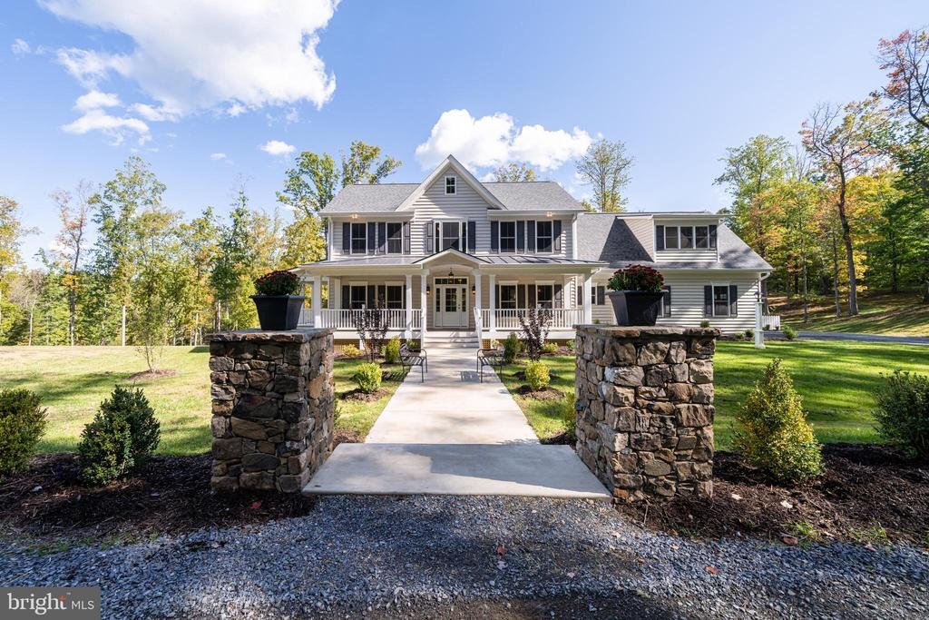 Recently Completed Farmhouse Style Colonial In Hume, Virginia, United ...