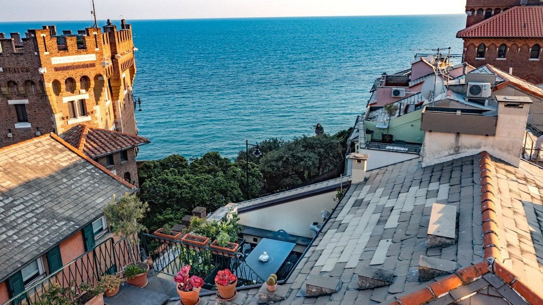 Via Al Capo Di Santa Chiara, Génova, Liguria En Génova, Liguria, Italia ...