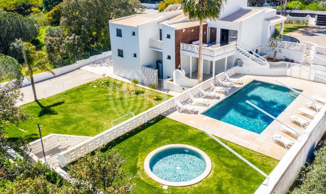 6 Bedroom Villa, With Garage And Swimming Pools, In Porches, Algarve ...