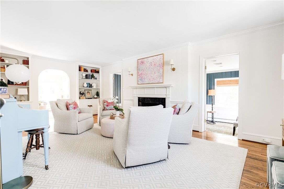 Charming Farmhouse Colonial With Two Story In Richmond, Virginia ...