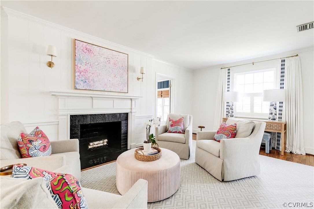 Charming Farmhouse Colonial With Two Story In Richmond, Virginia ...