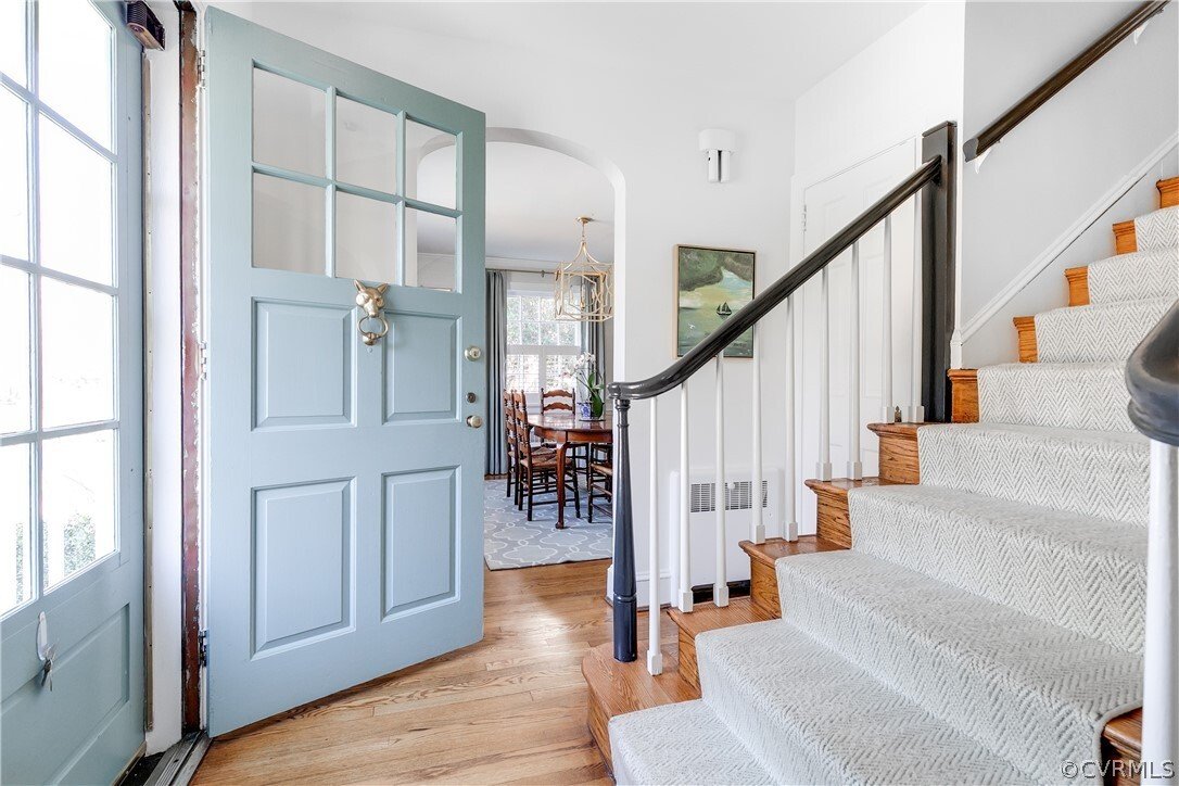 Charming Farmhouse Colonial With Two Story In Richmond, Virginia ...