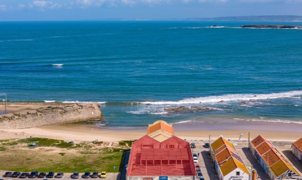 Building On The 1st Line Of The Beach Excellent For In Peniche ...