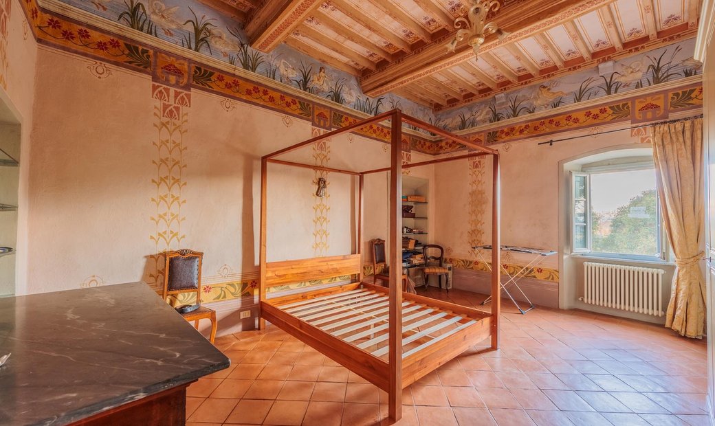 An Enthusiasts Property On The "Piano Nobile" In La Cetina, Tuscany ...