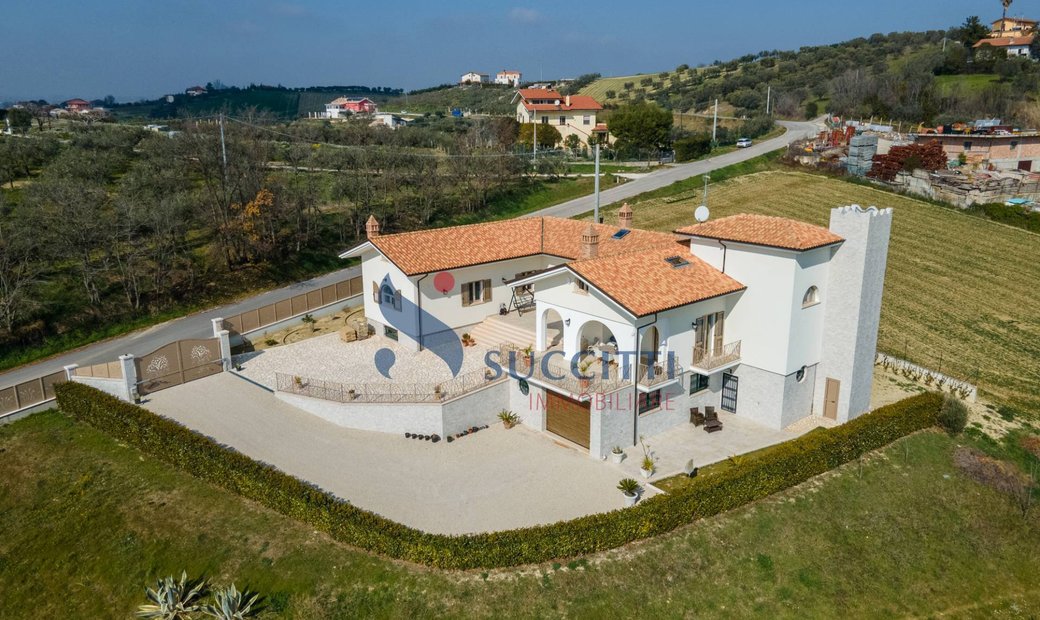 Villa In Vendita A Tortoreto, Tortoreto Alta In Abruzzo, Italy For Sale ...