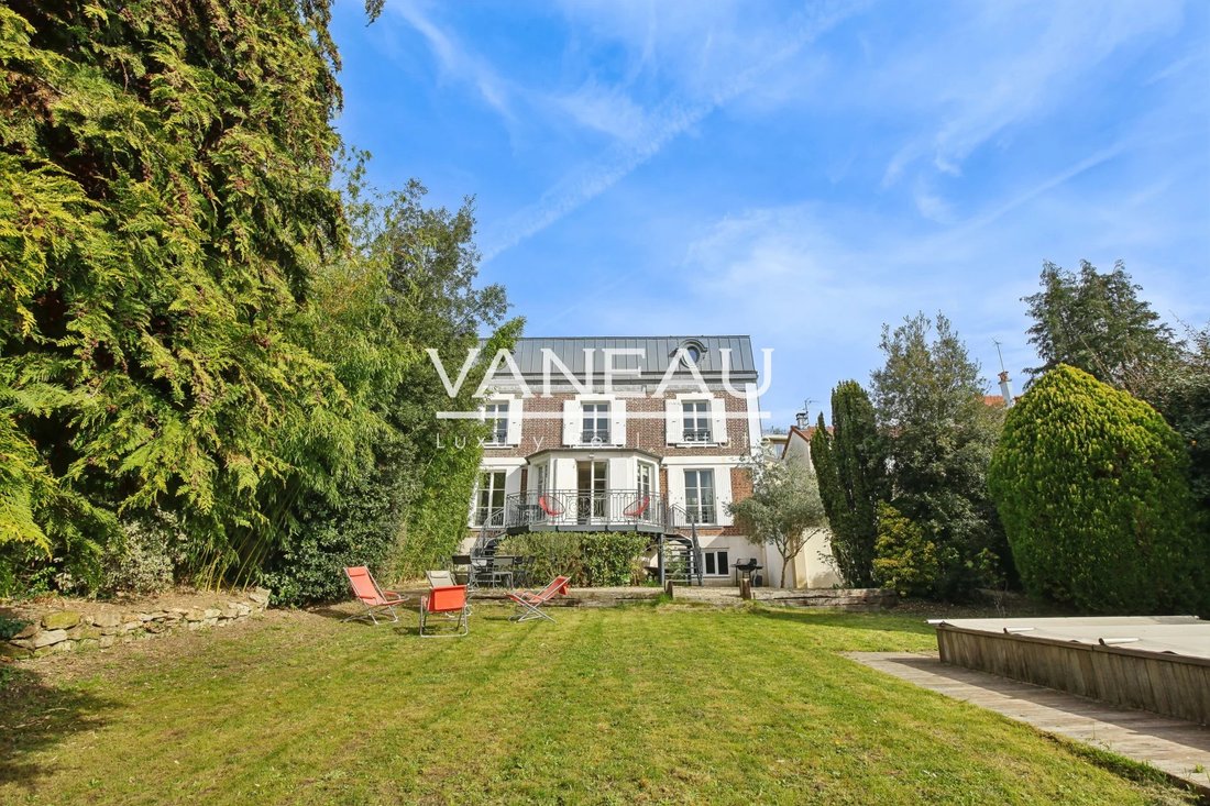 Center Of Garches House With Swimming Pool In Garches, île De France ...